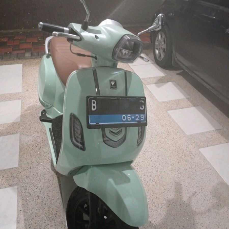 Motor Listrik Matic Retro Modern Warna Mint Hijau Kekinian