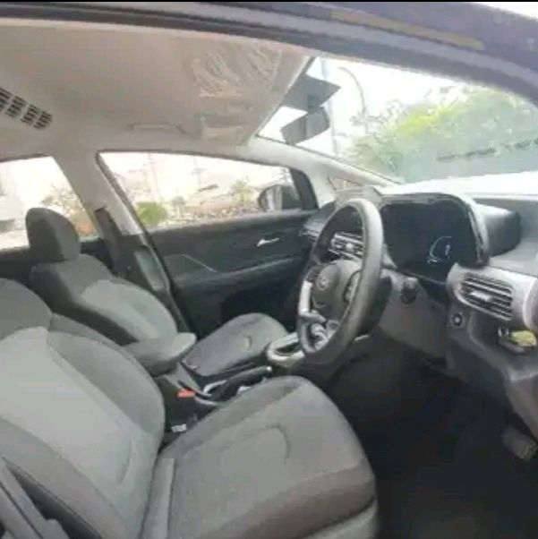 Mobil Hyundai Stargazer Essential 2025 Hitam Interior Nyaman